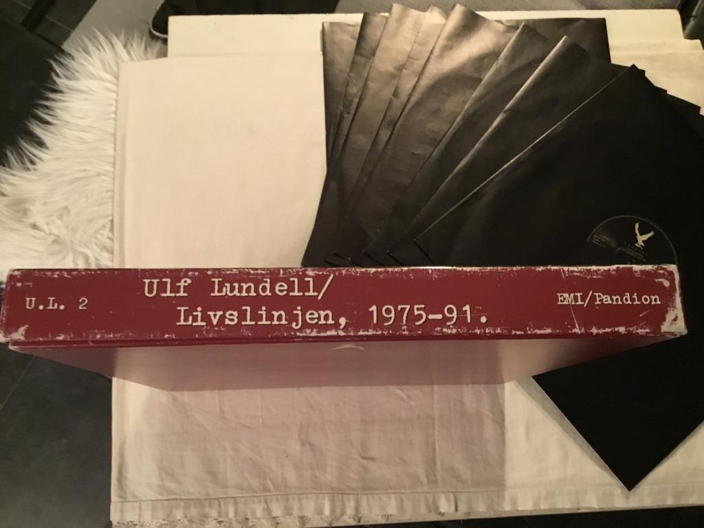 Ulf Lundell -Livslinjen 1975-91, Box med 8-LP + 84-sidigt häfte - Vinylkoll Ulf Lundell -Livslinjen 1975-91, Box med 8-LP + 84-sidigt häfte - Vinylkoll